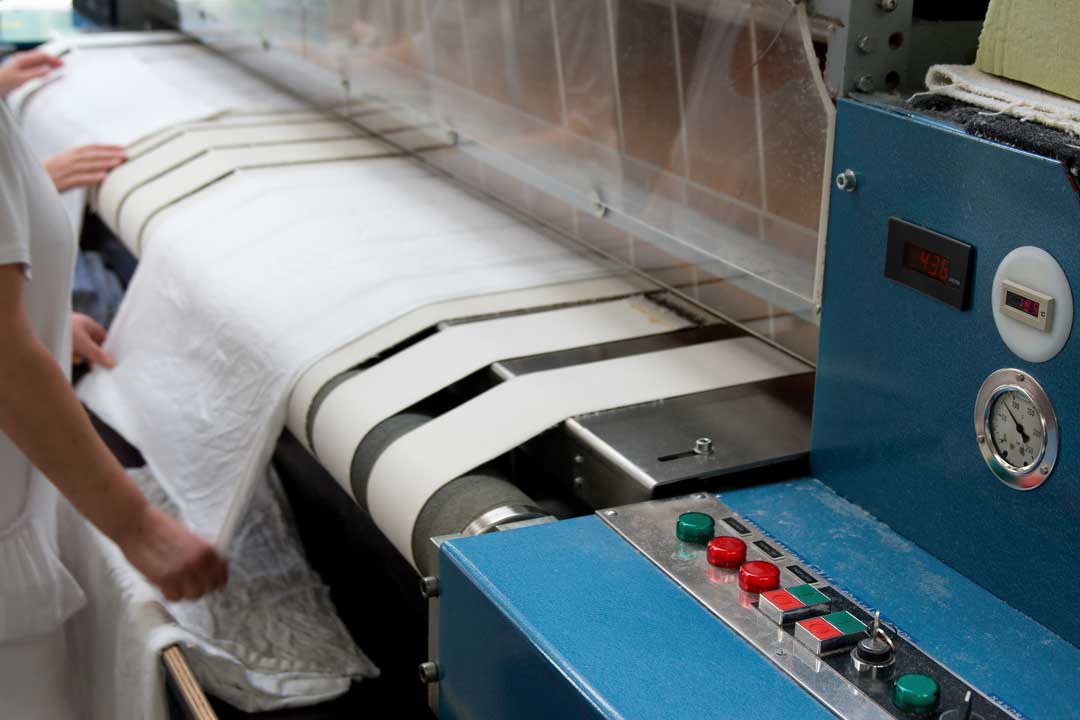 Kelebihan Flatwork Iron Untuk Menyetrika - Laundrea Laundry Service